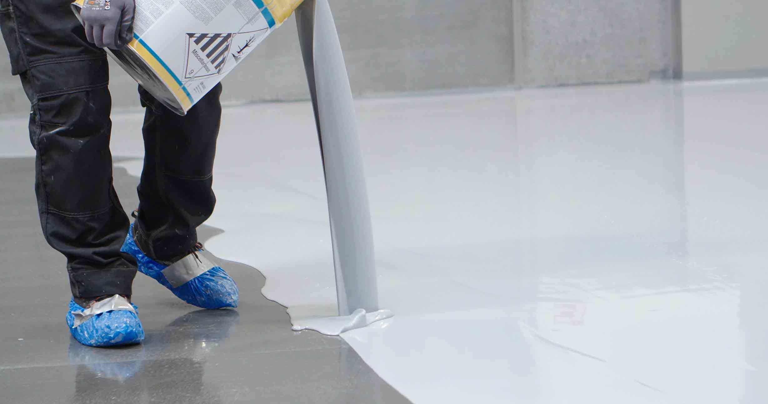 Skal betongulvet epoxymales eller have epoxystriber? | Teqton